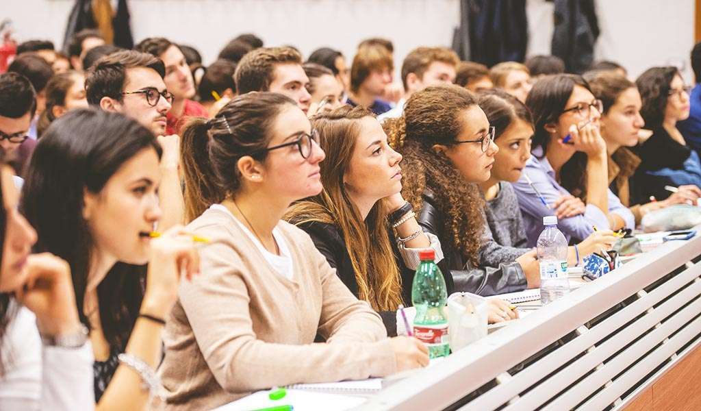 1 student din 3 renunţă la facultate pentru că a ales greșit